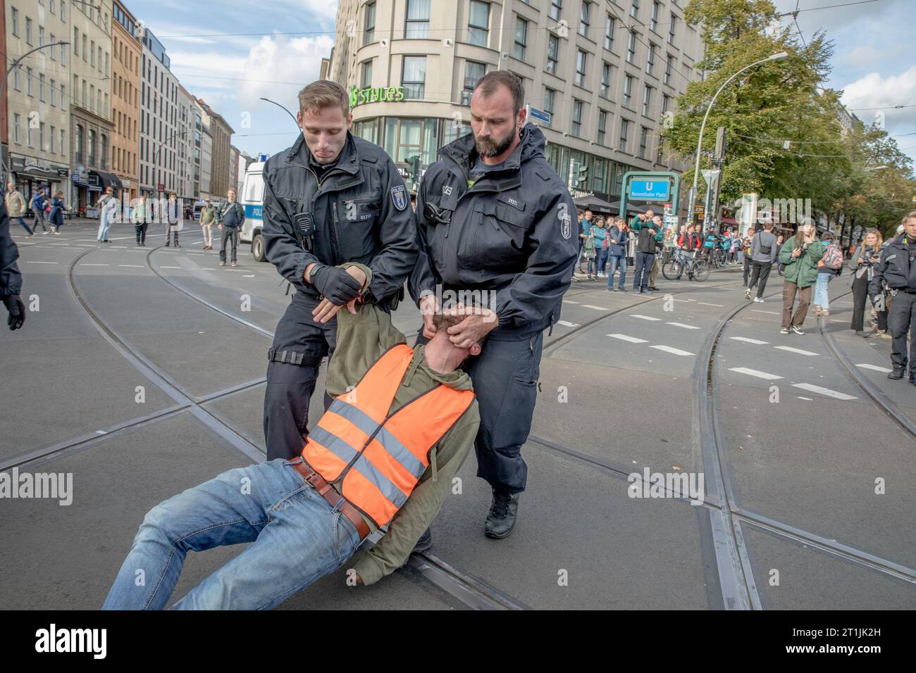 Berlin, Germany. 14th Oct, 2023. Berlin police forcibly removed members ...