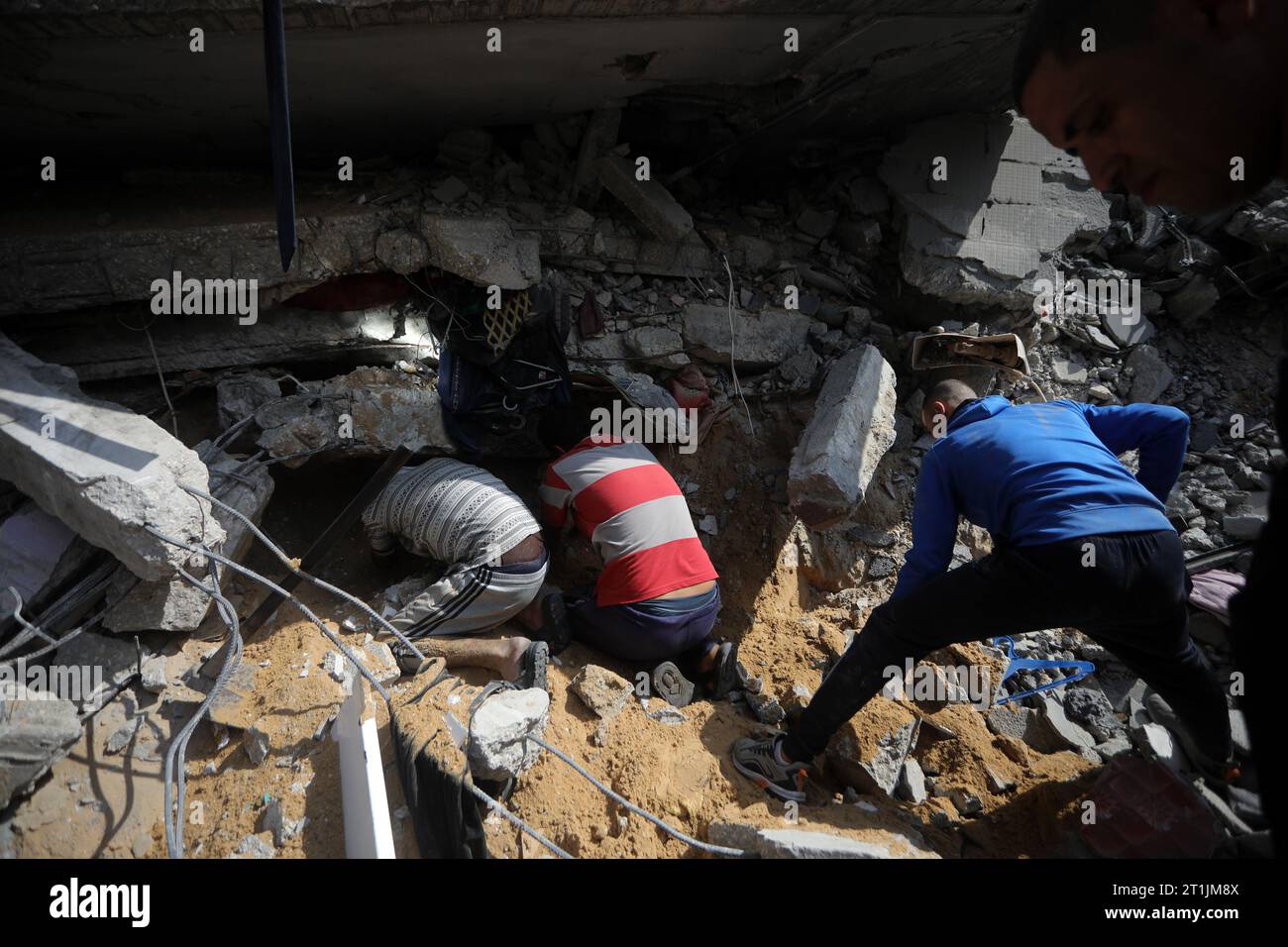 Rafah, Gaza. 13th Oct, 2023. Rescuers and people search for victims in ...