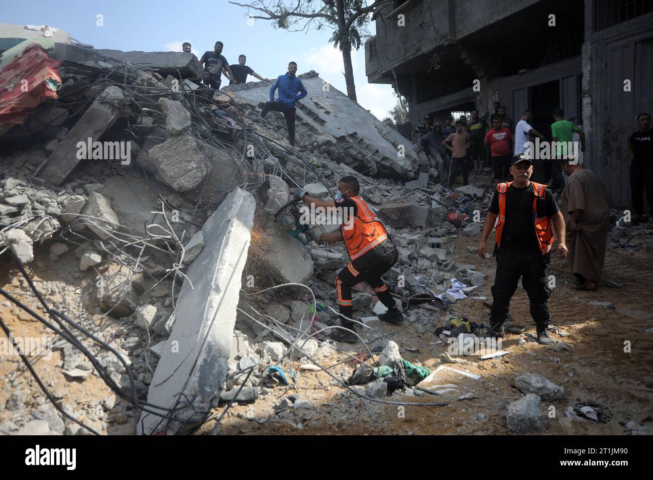 Rafah, Gaza. 13th Oct, 2023. Rescuers and people search for victims in ...