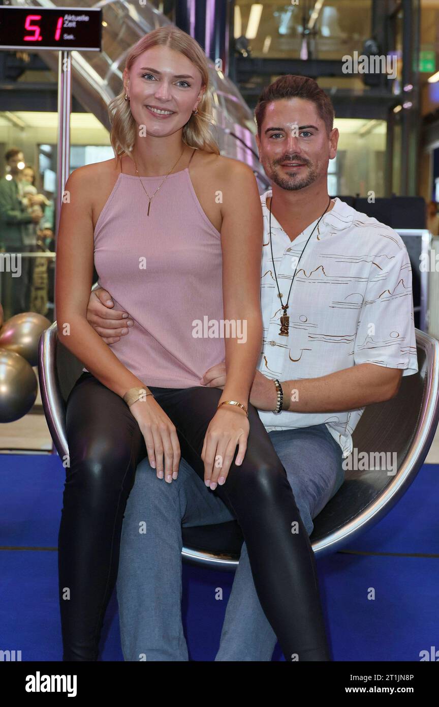 Jolina Fust und Dominik Bruntner beim Promi-Rutsch-Battle in der Europa ...