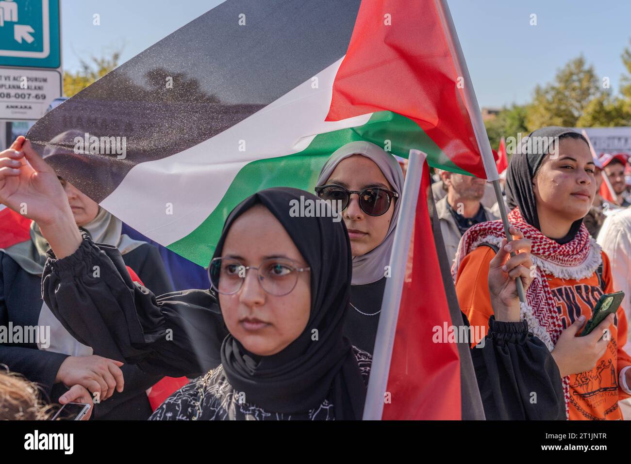 Ankara, Turkey. 14th Oct, 2023. A women uses the Palestinian flag to ...