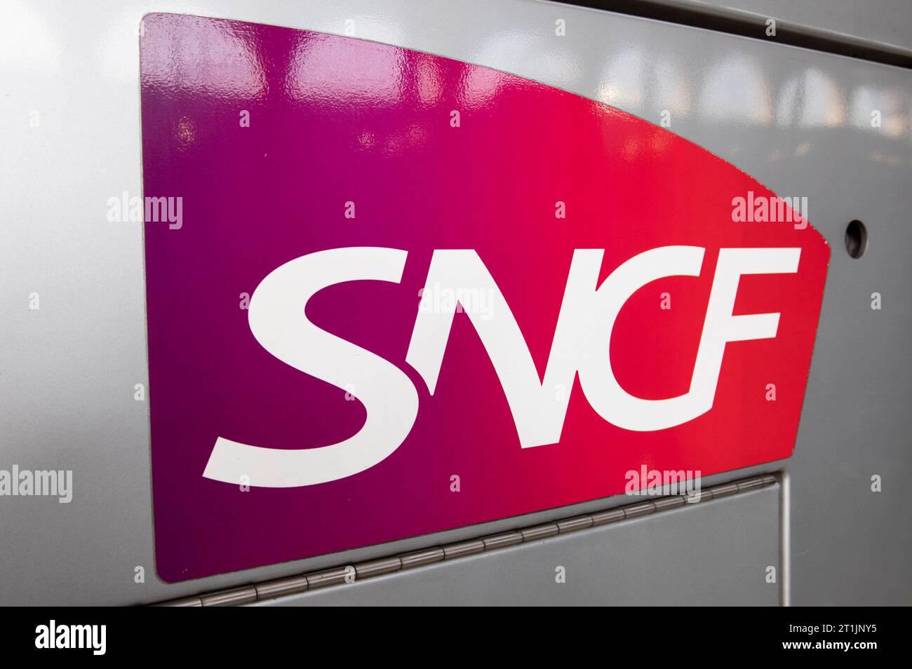 Im Französischen Eisenbahnnetz verkehren Züge der SNCF als staatliche ...