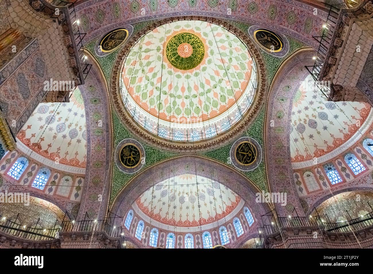Beautiful islamic architecture in the interior of Yeni Cami Mosque ...