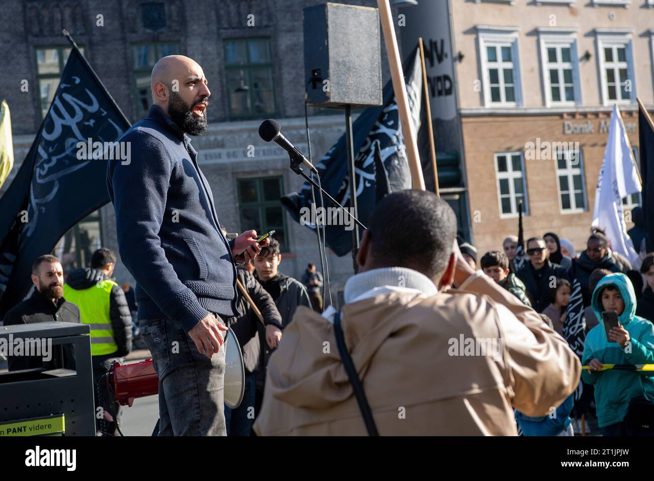 The fundamentalist Islamic movement Hizb ut Tahrir holds a support ...