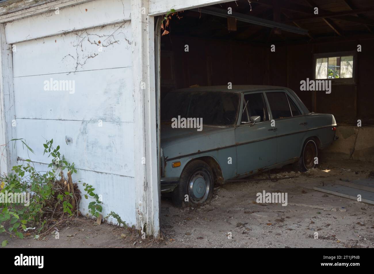 Abandoned Car in old Garage Stock Photo - Alamy