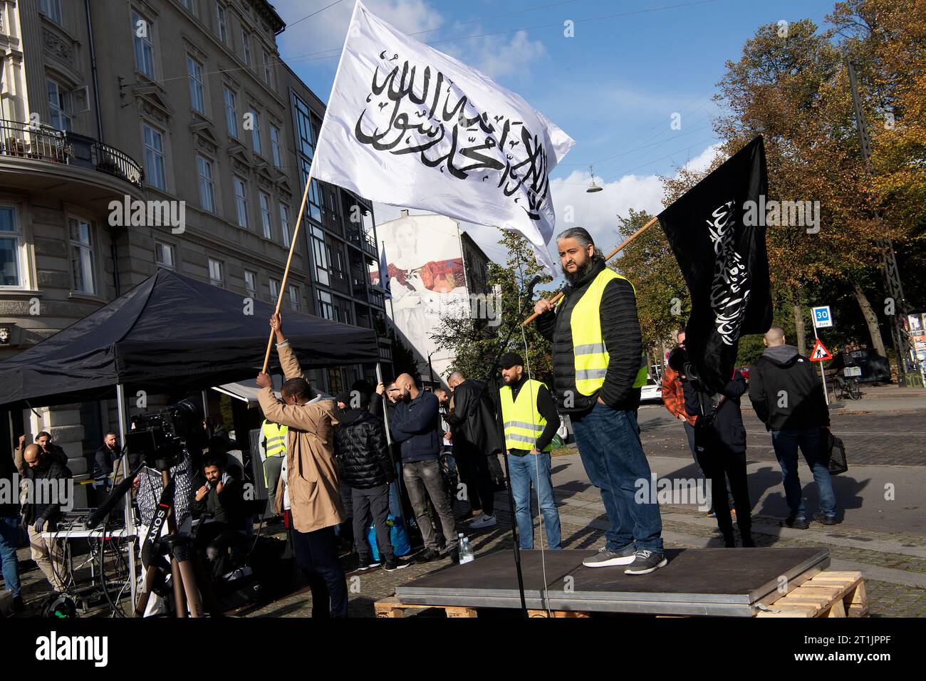 The fundamentalist Islamic movement Hizb ut Tahrir holds a support ...