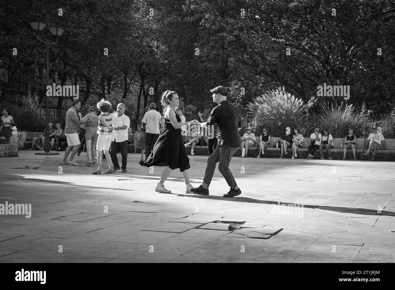 Dancers enjoying a dance to 1950's music along the River Seine, Paris ...