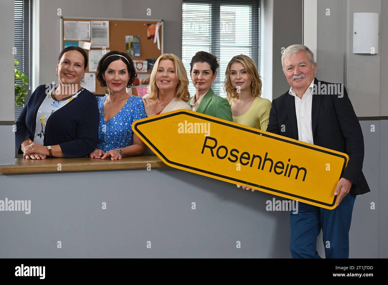 v.li:Ursula Maria Burkhart Rolle: Verwaltungsbeamtin Marianne Grasegger ...