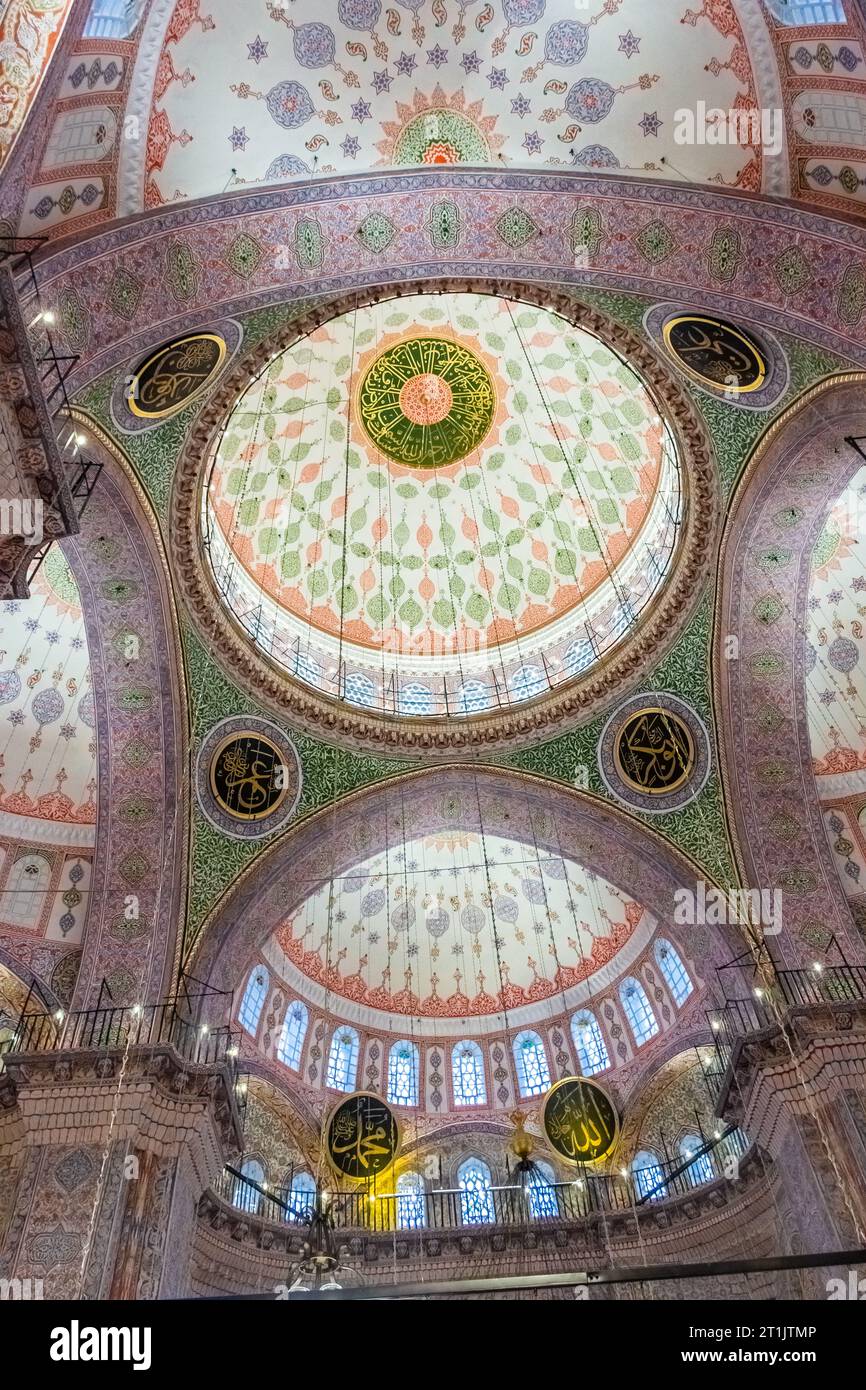 Beautiful islamic architecture in the interior of Yeni Cami Mosque ...