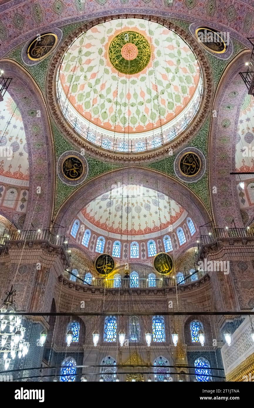 Beautiful islamic architecture in the interior of Yeni Cami Mosque ...