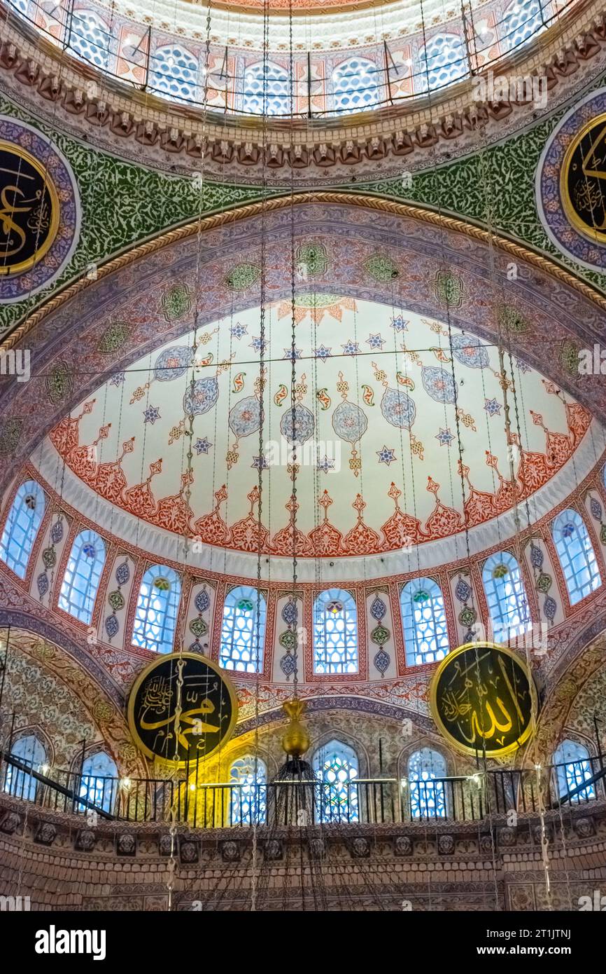 Beautiful islamic architecture in the interior of Yeni Cami Mosque ...
