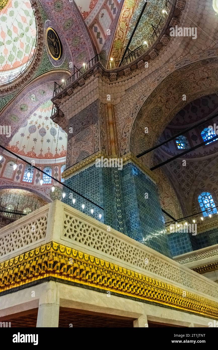 Beautiful islamic architecture in the interior of Yeni Cami Mosque ...