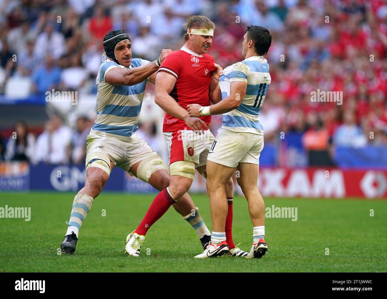 Wales' Aaron Wainwright (centre) and Argentina's Mateo Carreras (right ...