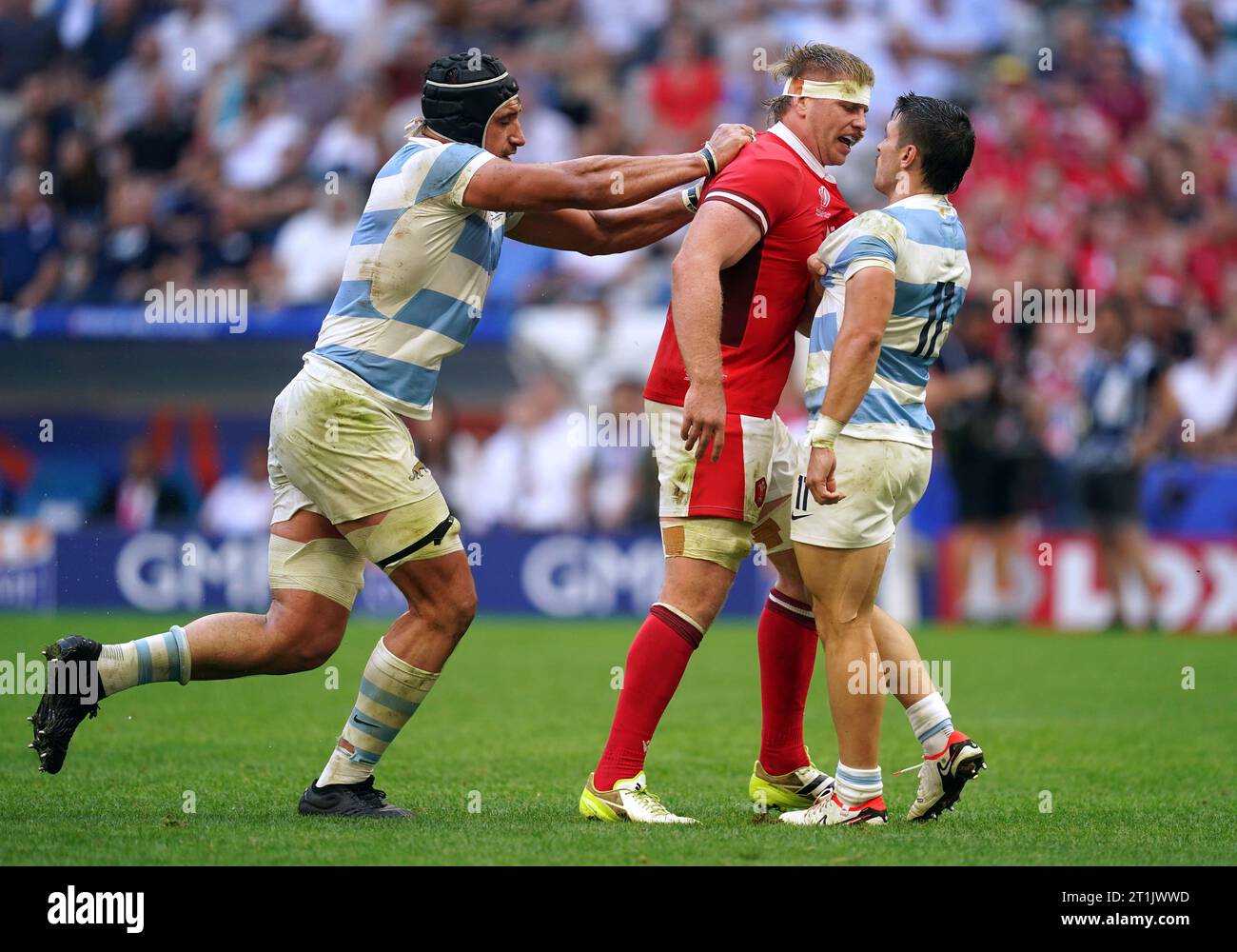 Wales' Aaron Wainwright (centre) and Argentina's Mateo Carreras (right ...