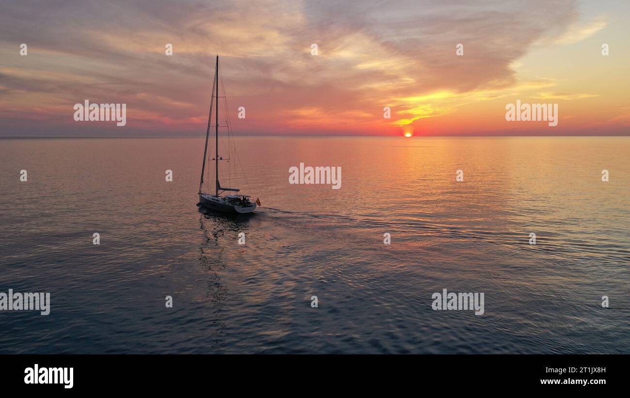 Barcos velero hi-res stock photography and images - Alamy
