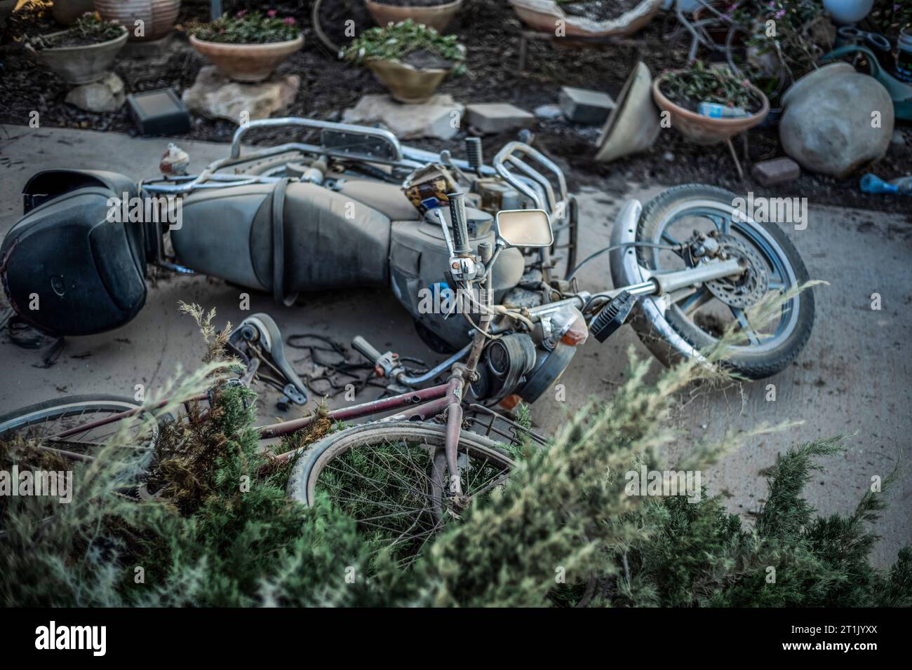 14 October 2023, Israel, Be·eri: A destroyed motorbike and bicycle can ...