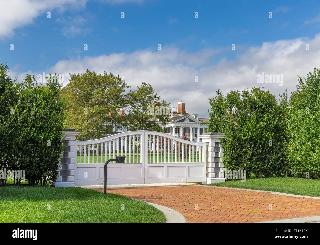 Luxury estate gates hi-res stock photography and images - Alamy