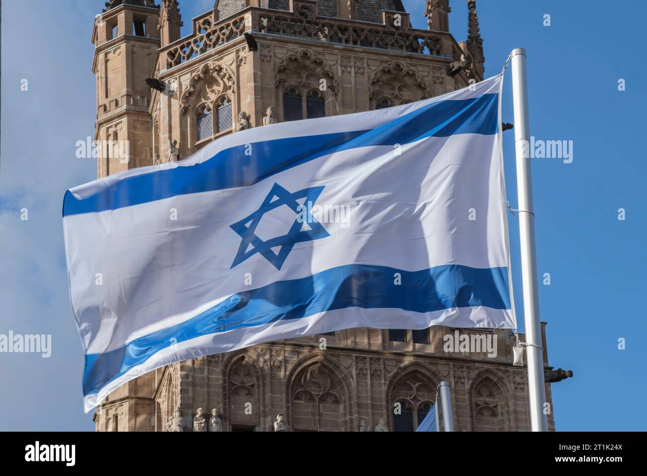 Die israelische Flagge vor dem Turm des historischen Kölner Rathauses ...