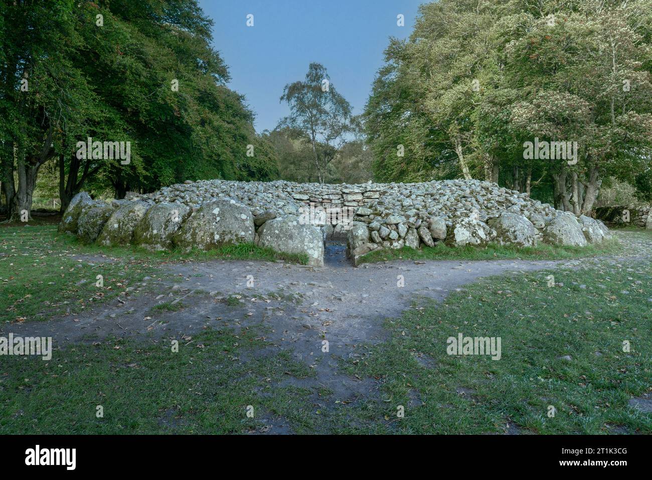 Ancient Clava Cairns monument in Scotland Stock Photo - Alamy