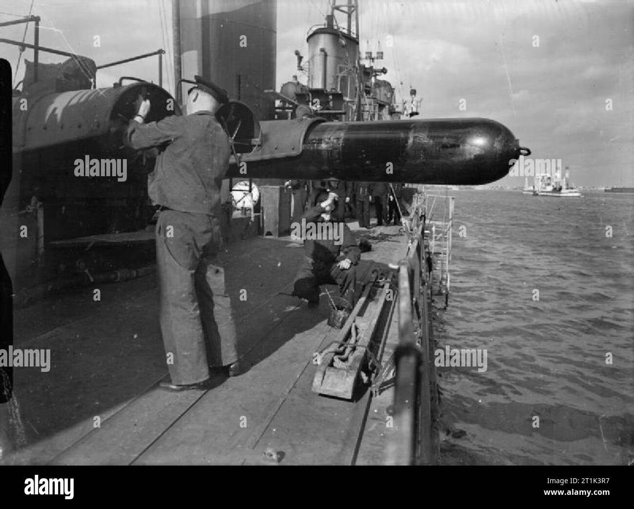 The Royal Navy during the Second World War Dutch sailors cleaning and ...