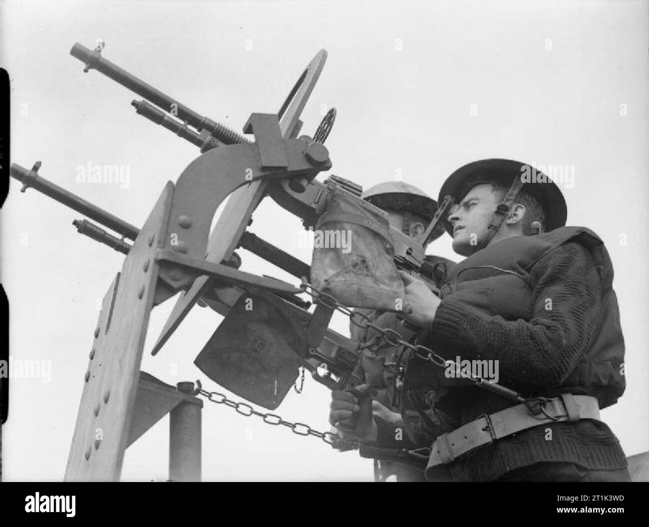 'The Royal Navy during the Second World War A Twin Hotchkiss gun crew ...