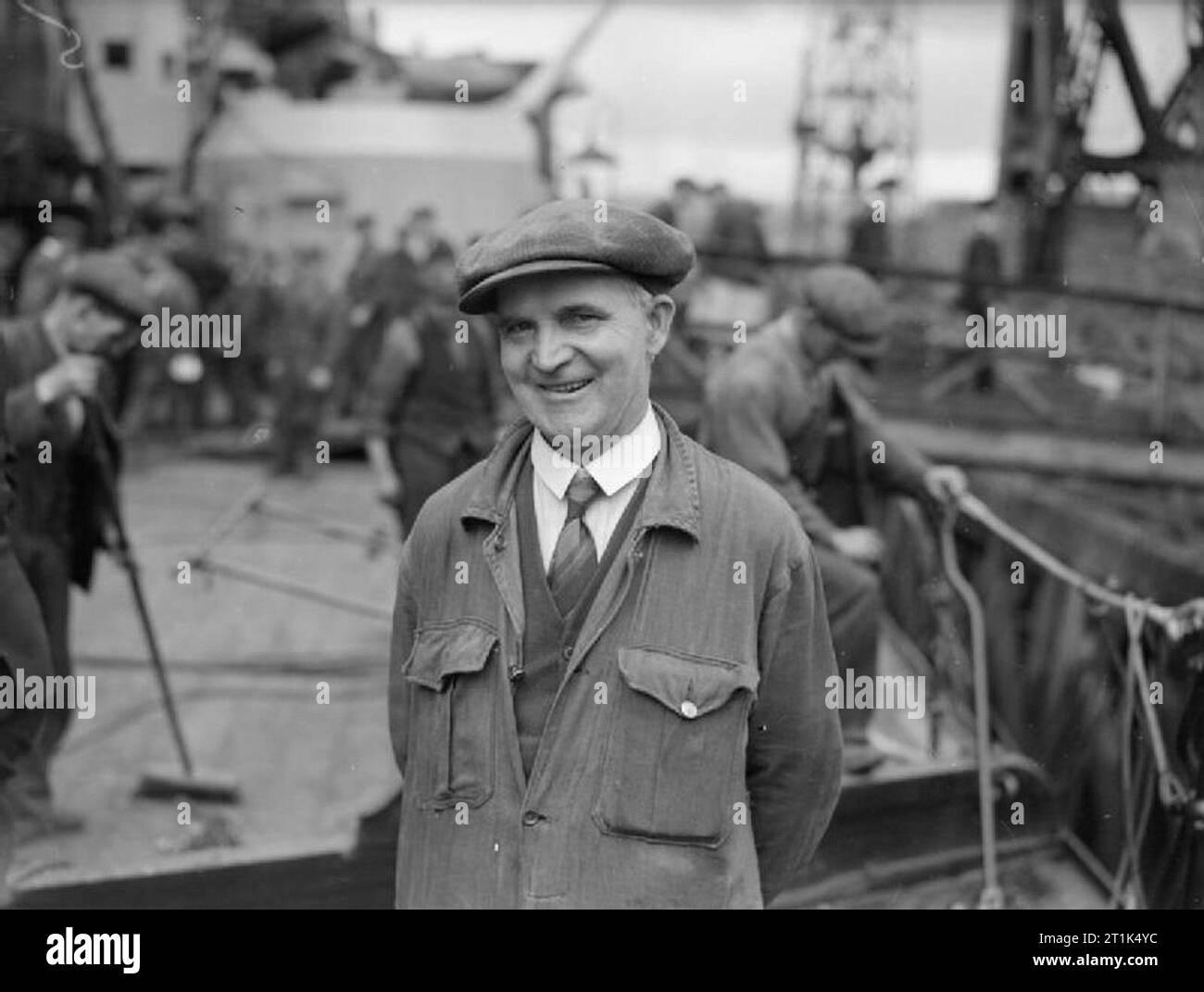 War Industry in Britain 1939-1945 Shipbuilding: The foreman painter, Mr ...