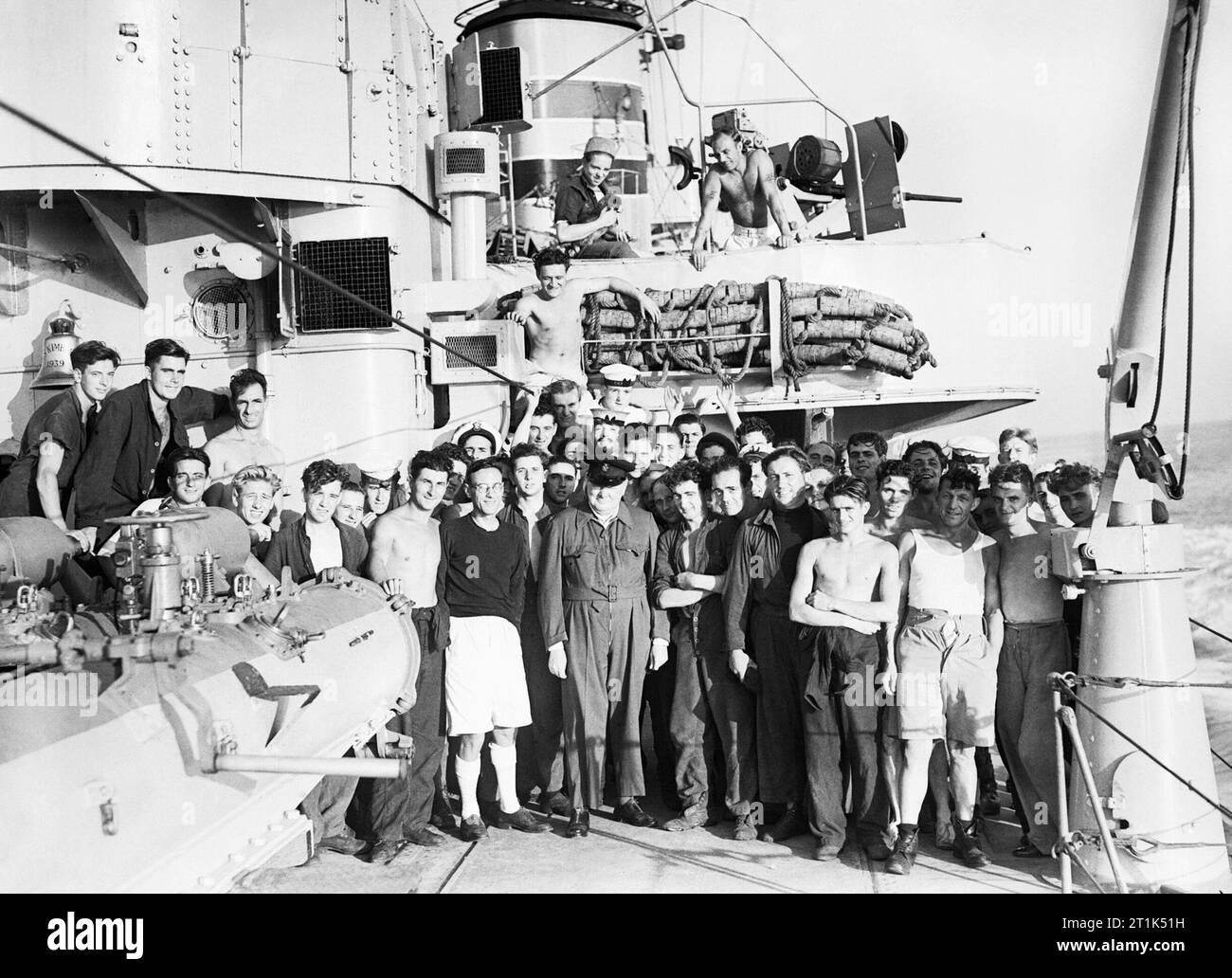 Winston Churchill with sailors aboard HMS KIMBERLEY during the Allied ...