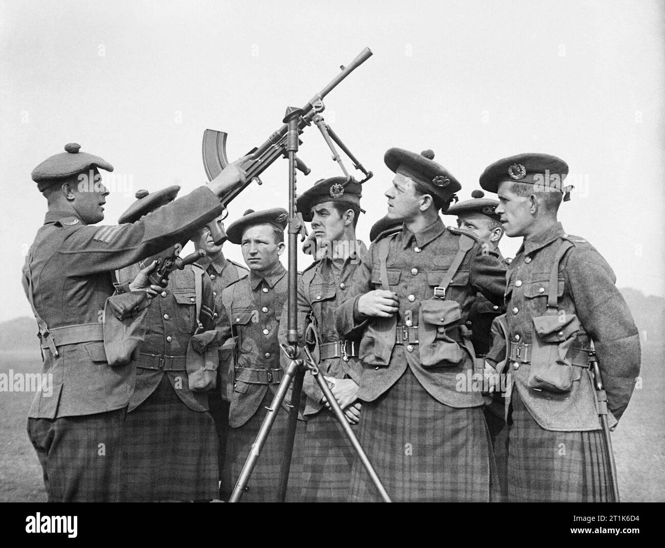 Soldiers of the 1st Battalion Cameron Highlanders receive instruction ...