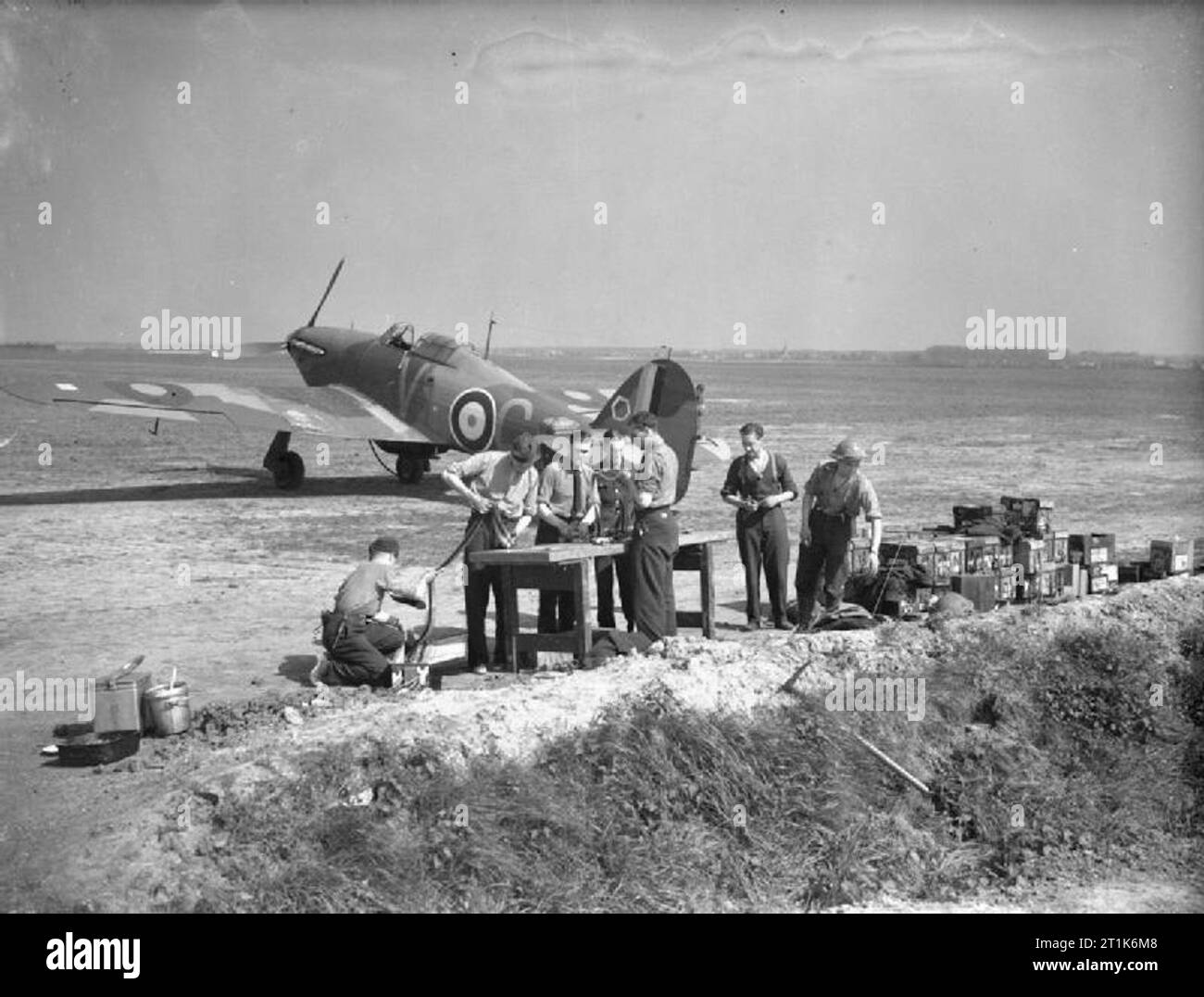 Royal Air Force- France, 1939-1940. Ground crew and armourers of No. 85 ...