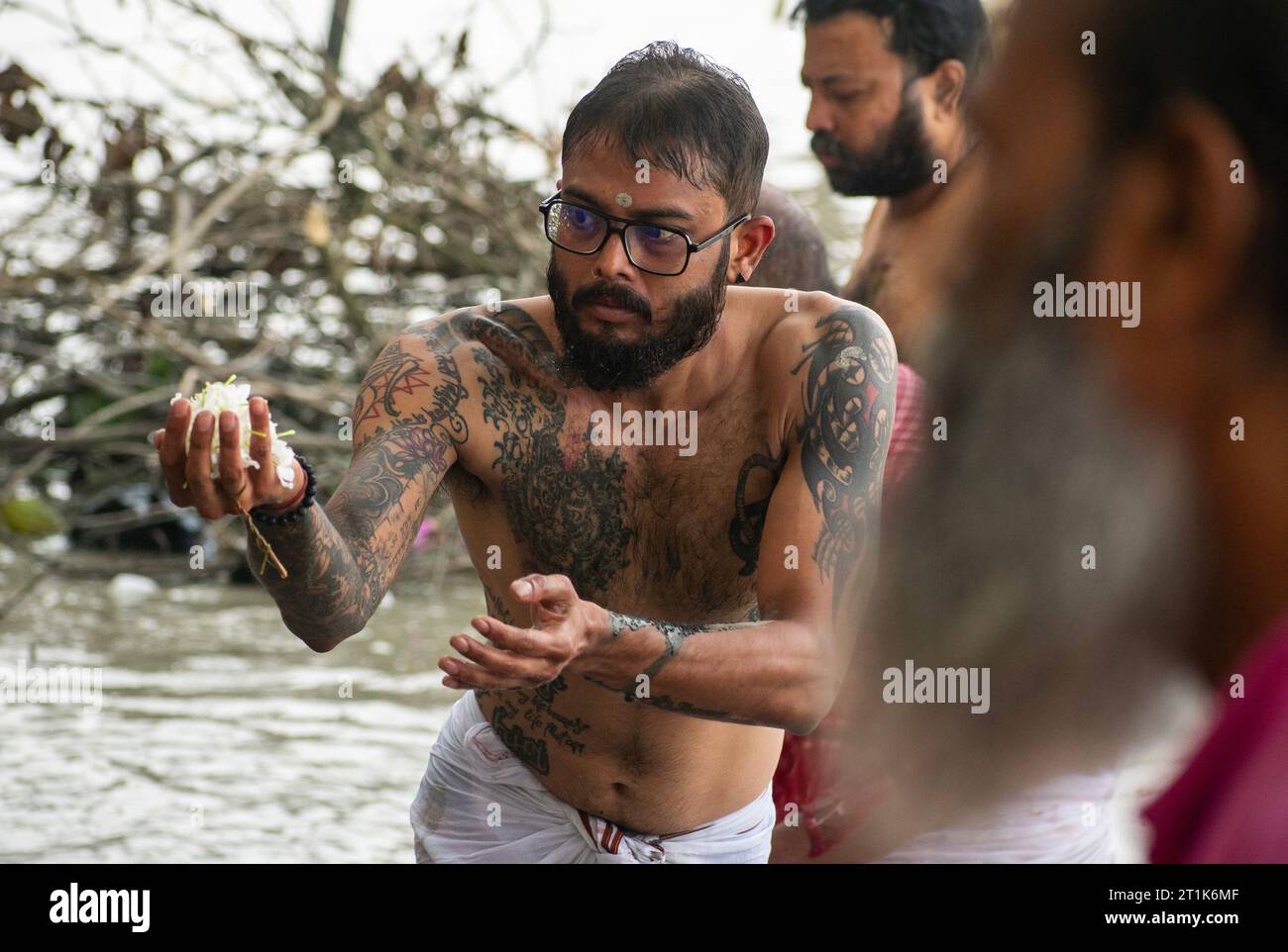 Hindu devotees perform the 'Tarpan' ritual during Mahalaya prayers ...