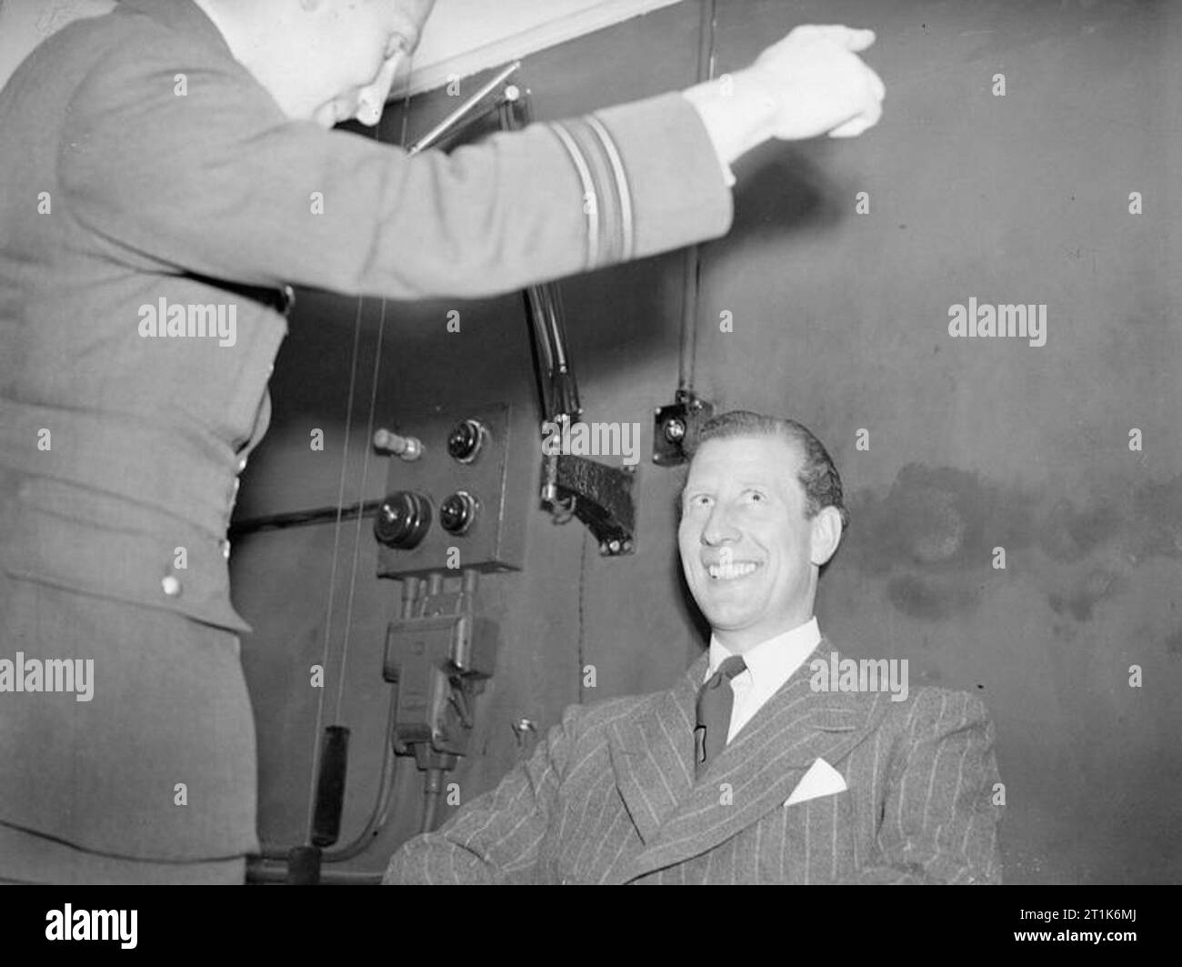 How To Become a British Pilot A trainee pilot undergoing the eye ...