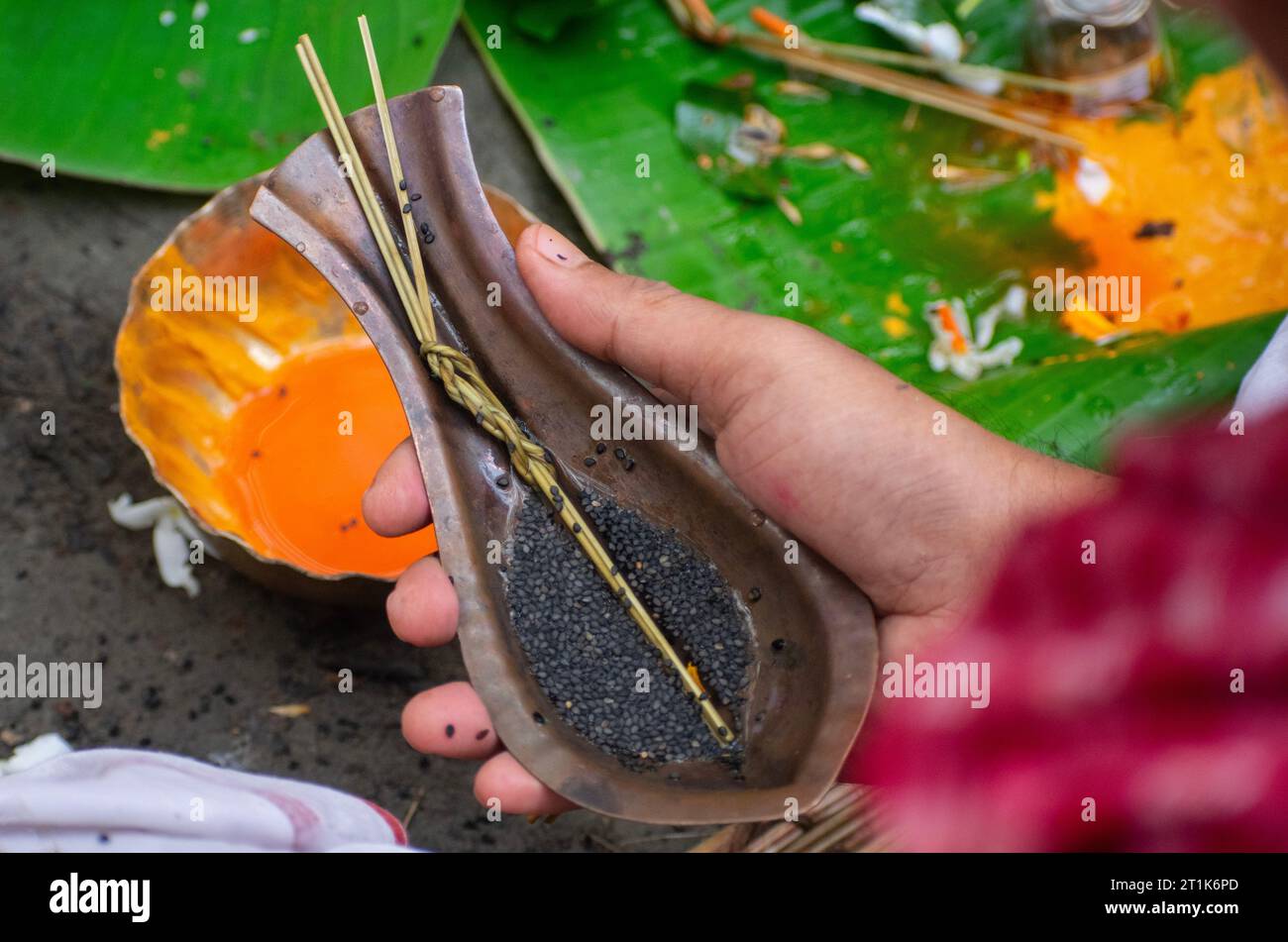 Hindu devotees perform the 'Tarpan' ritual during Mahalaya prayers ...