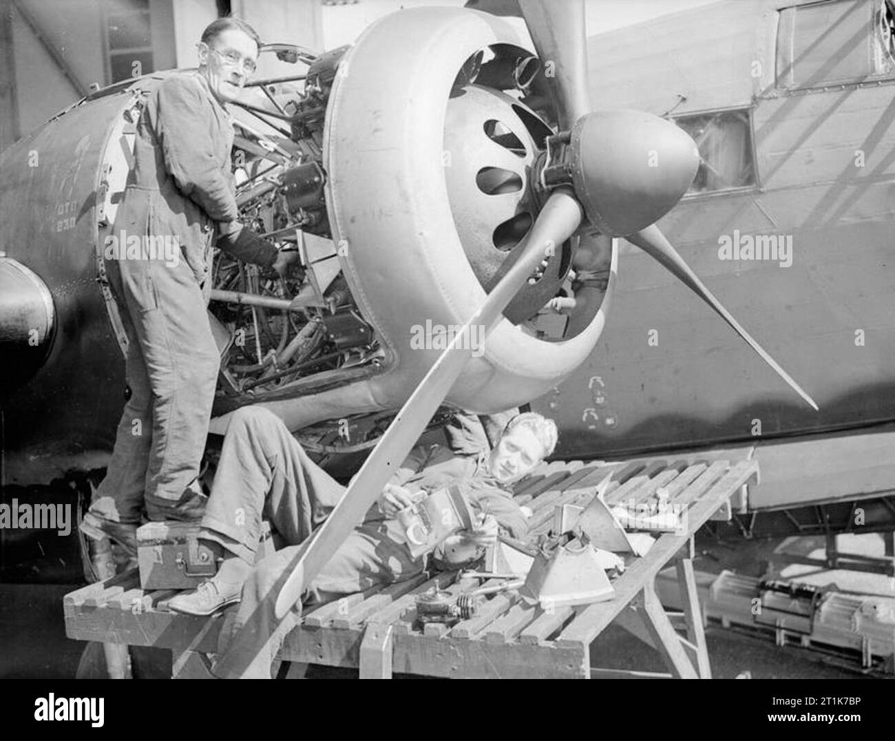 Royal Air Force 1939-1945- Bomber Command Engine fitters overhaul one ...