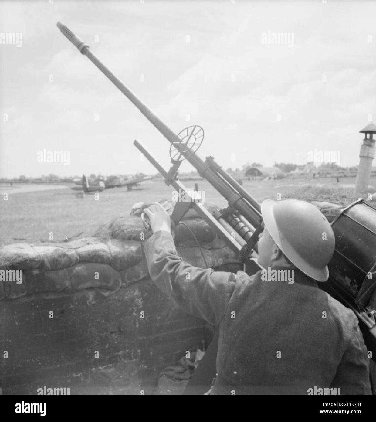Royal Air Force 1939-1945- Fighter Command An RAF 'ground gunner' mans ...