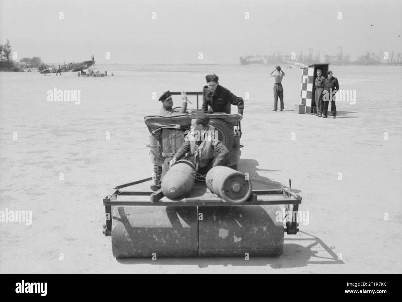 Man world war 2 runway hi-res stock photography and images - Alamy