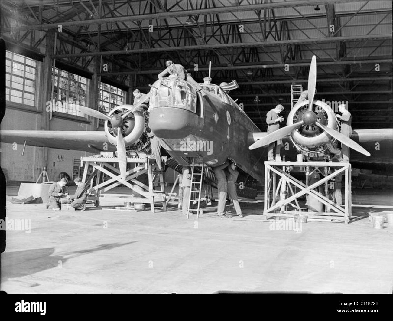 Royal Air Force Bomber Command, 1939-1941. Maintenance staff overhaul ...