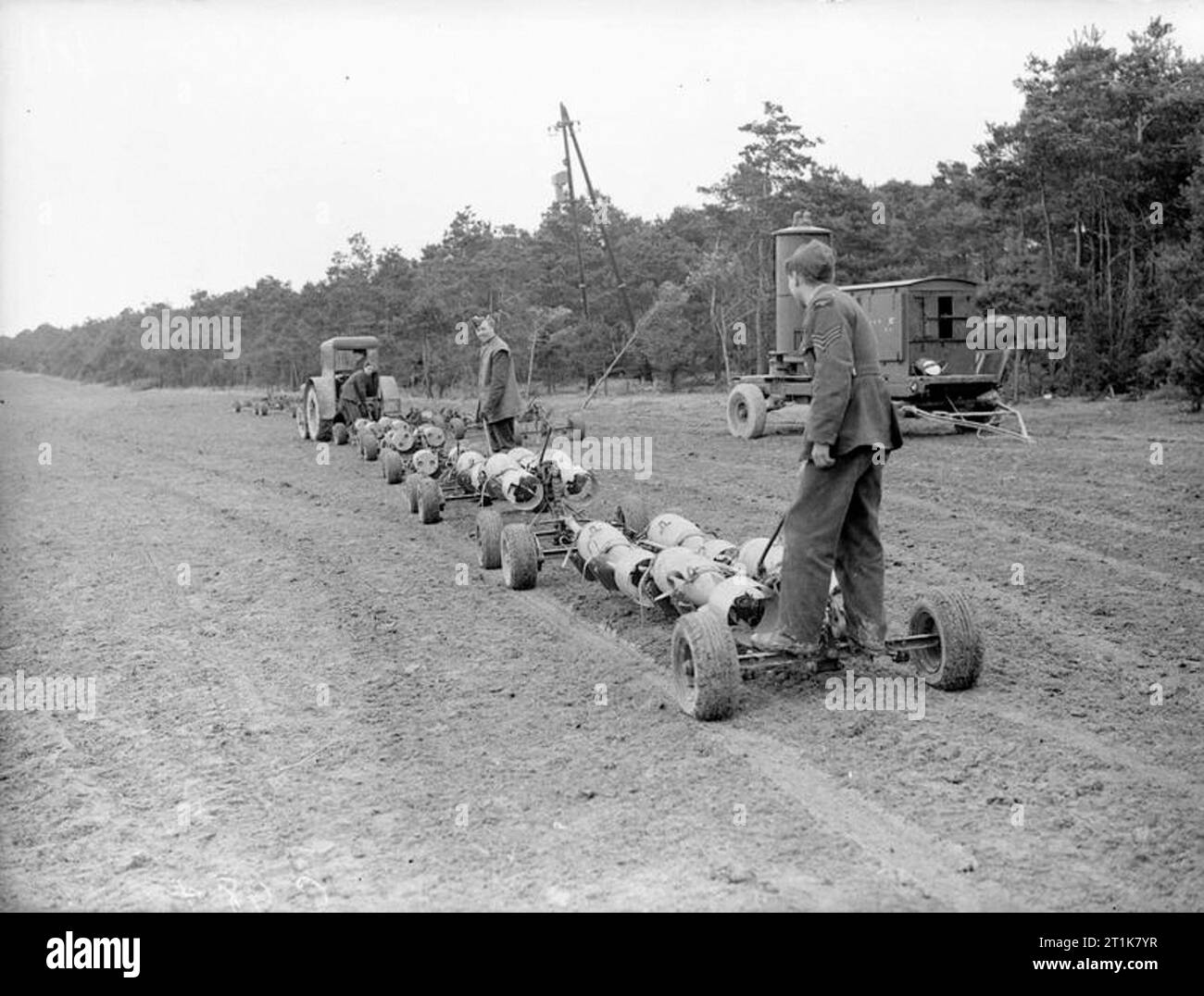Royal Air Force Bomber Command, 1939-1941. Armourers hook up a train of ...