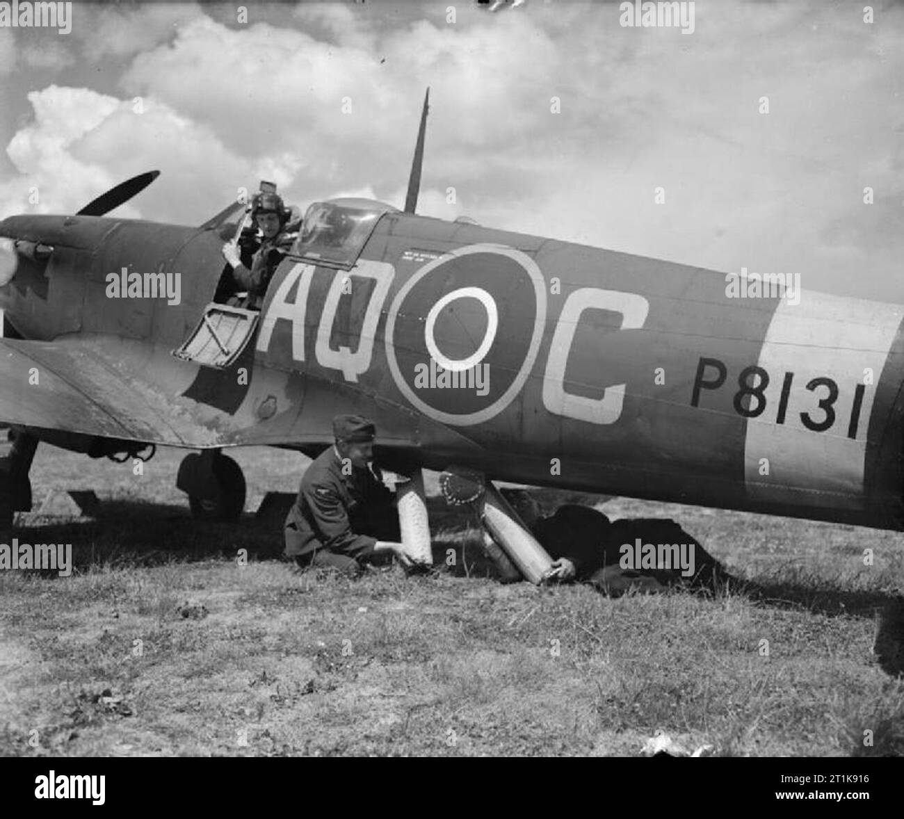 Royal Air Force Fighter Command, 1939-1945. Ground crew loading a ...