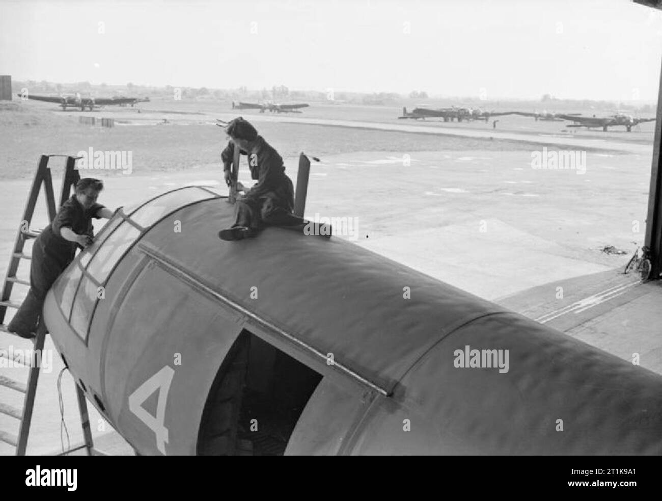Royal Air Force Flying Training Command, 1940-1945. WAAF ground crew at ...