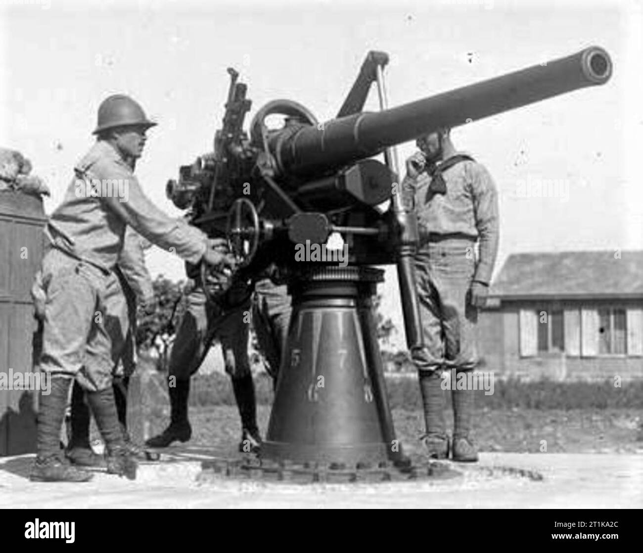 The Italian Army in Albania, 1916-1918 Italian gunners maneuvering an ...