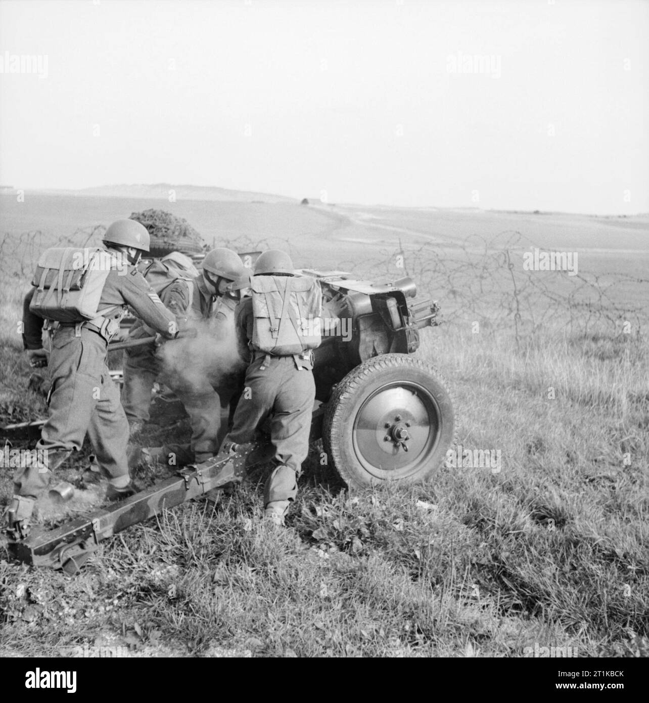Airborne troops fire a 3.7-inch mountain howitzer, 13 October 1942 ...