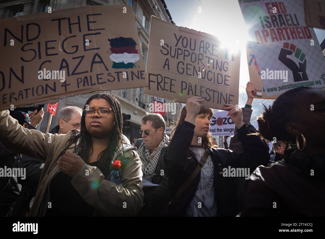 London, UK. 14th Oct, 2023. People with placards await the start of the ...
