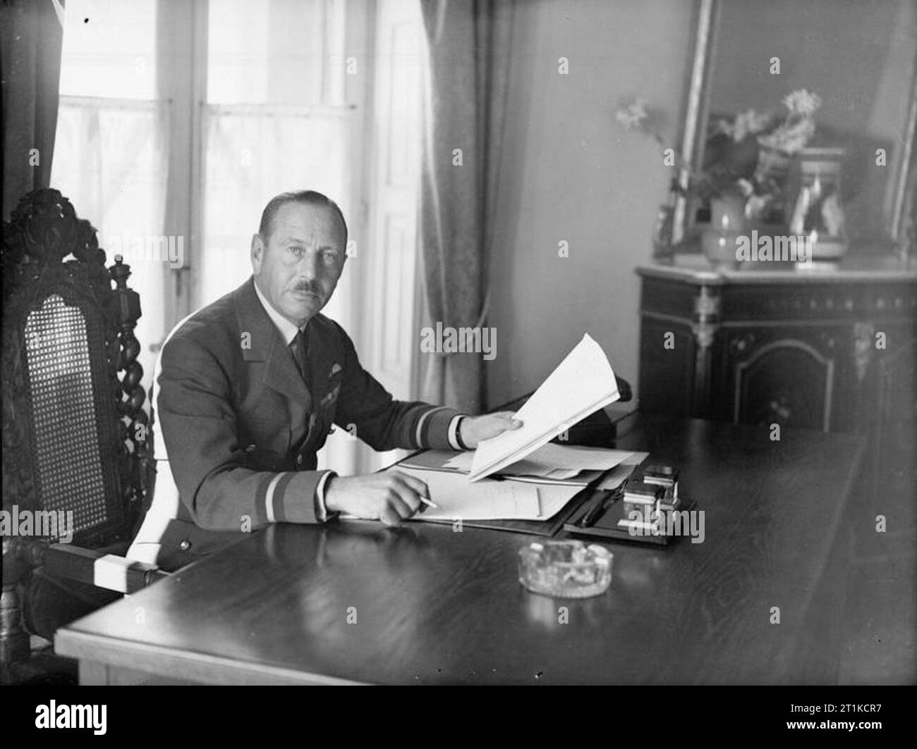 World war 2 operations desk hi-res stock photography and images - Alamy