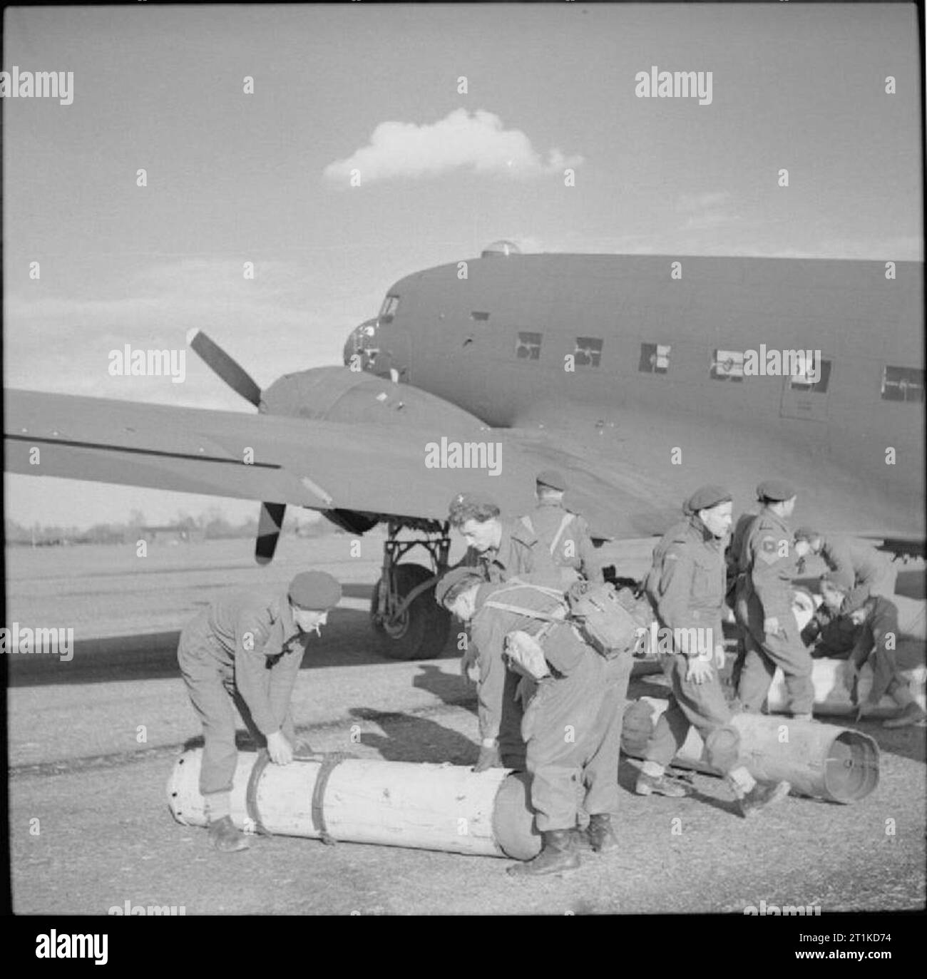 The British Army in the United Kingdom 1939-45 Paratroopers prepare ...