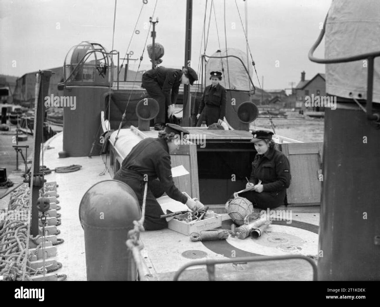 The Women's Auxiliary Air Force, 1939-1945. Airwomen checking the ...