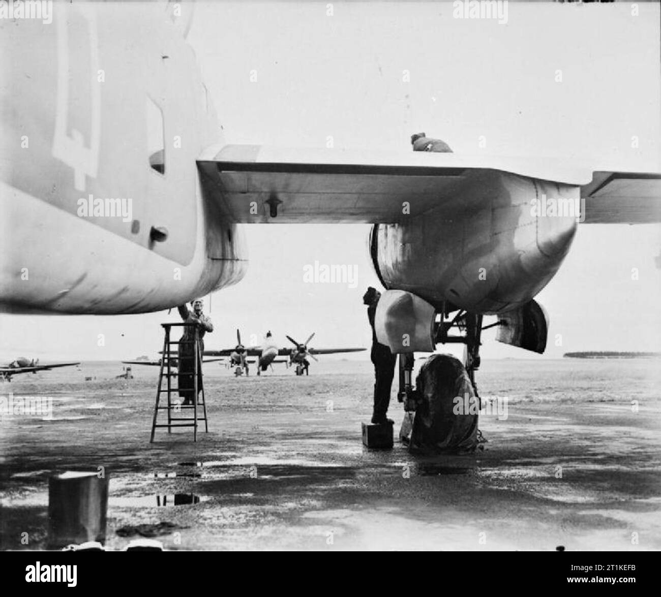Royal Air Force Transport Command, 1943-1945. Ground crew servicing ...