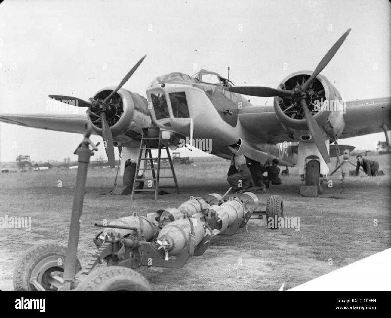 Royal Air Force Bomber Command, 1939-1941. Groundcrew preparing a ...