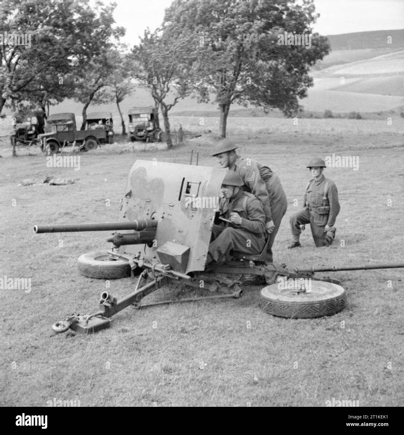 The British Army in the United Kingdom 1939-45 2-pounder anti-tank gun ...