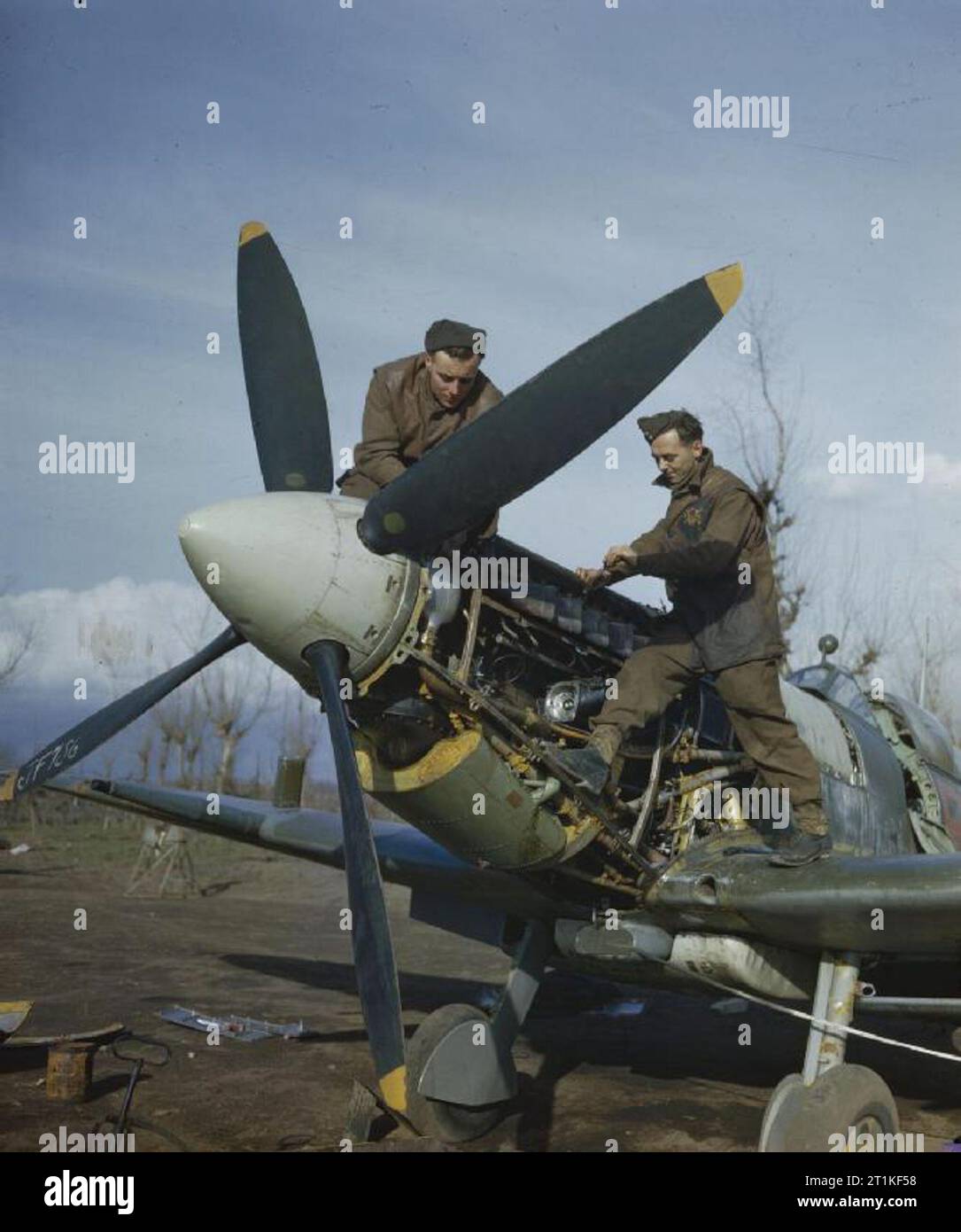 Aircraftman Jim Birkett and Leading Aircraftman Wally Passmore working ...