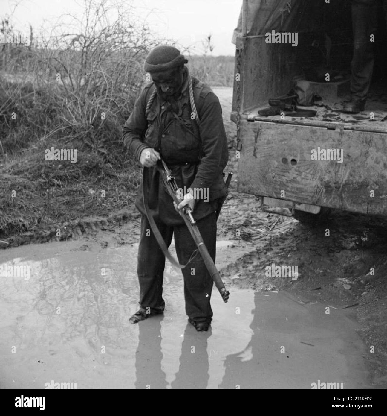 The British Army in Italy 1943 A member of 9 Commando checks his rifle ...